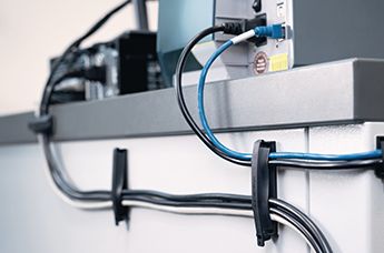 Kabelfester: Selvklebende og for runde overflater